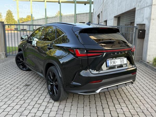 Melns Lexus NX 2023 Jelgava, ar dzinēja tilpumu 2.50 L un nobraukumu 61 tūkst. km par 44300 €, foto 4 vietnē AUTOMOTO.COM.LV