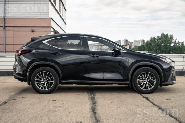 Melns Lexus NX 2024 Rīga, ar dzinēja tilpumu 2.50 L un nobraukumu 23 tūkst. km par 55000 €, foto 7 vietnē AUTOMOTO.COM.LV