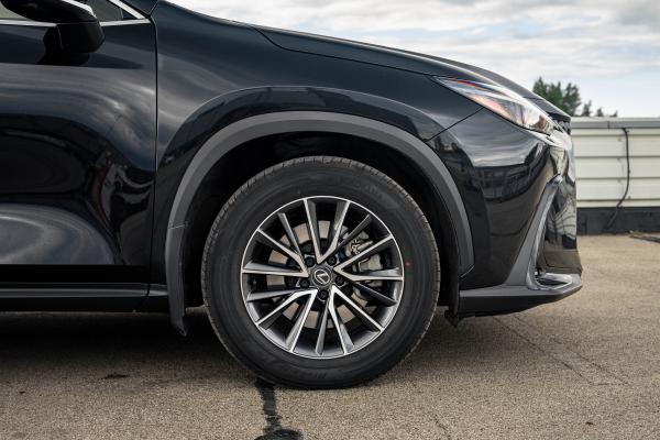 Melns Lexus NX 2024 Rīga, ar dzinēja tilpumu 2.50 L un nobraukumu 23 tūkst. km par 55000 €, foto 7 vietnē AUTOMOTO.COM.LV
