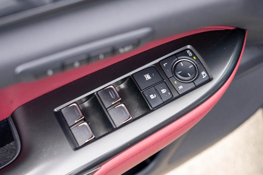 Melns Lexus NX 2024 Rīga, ar dzinēja tilpumu 2.50 L un nobraukumu 23 tūkst. km par 55000 €, foto 27 vietnē AUTOMOTO.COM.LV
