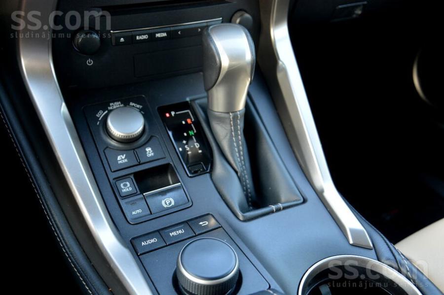 Pelēks Lexus NX 2014 Rīga, ar dzinēja tilpumu 2.50 L un nobraukumu 147 tūkst. km par 12999 €, foto 5 vietnē AUTOMOTO.COM.LV