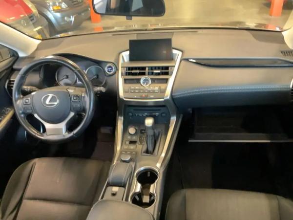 Pelēks Lexus NX 2016 Daugavpils, ar dzinēja tilpumu 2.50 L un nobraukumu 222 tūkst. km par 17800 €, foto 10 vietnē AUTOMOTO.COM.LV