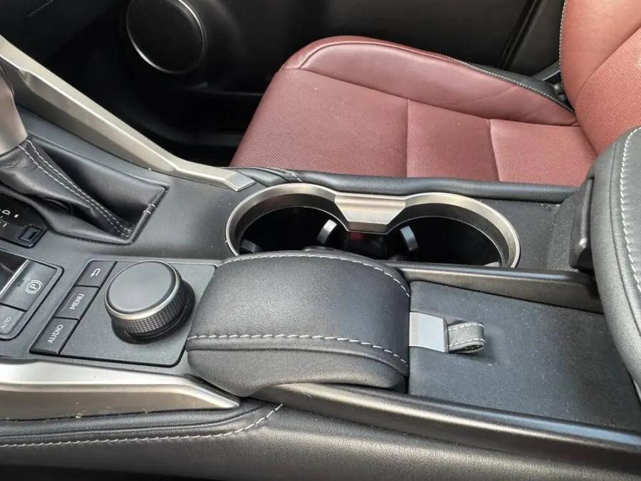 Pelēks Lexus NX 2016 Daugavpils, ar dzinēja tilpumu 2.50 L un nobraukumu 153 tūkst. km par 21950 €, foto 23 vietnē AUTOMOTO.COM.LV