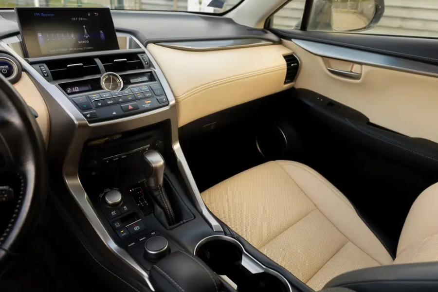 Pelēks Lexus NX 2017 Jelgava, ar dzinēja tilpumu 2.50 L un nobraukumu 100 tūkst. km par 22900 €, foto 16 vietnē AUTOMOTO.COM.LV