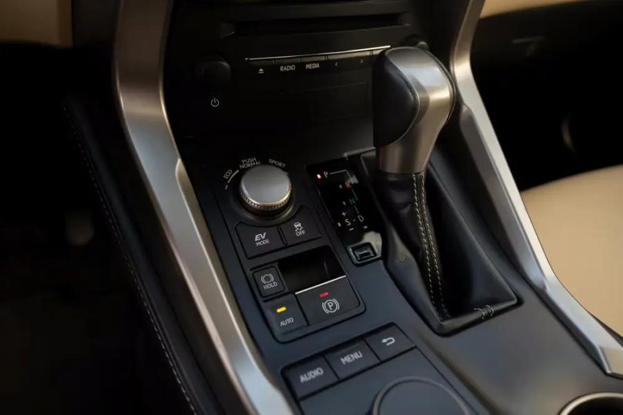 Pelēks Lexus NX 2017 Jelgava, ar dzinēja tilpumu 2.50 L un nobraukumu 100 tūkst. km par 22900 €, foto 17 vietnē AUTOMOTO.COM.LV