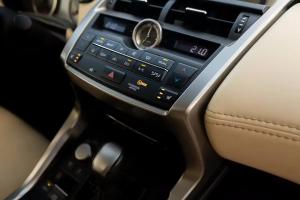 Pelēks Lexus NX 2017 Jelgava, ar dzinēja tilpumu 2.50 L un nobraukumu 100 tūkst. km par 22900 €, foto 19 vietnē AUTOMOTO.COM.LV
