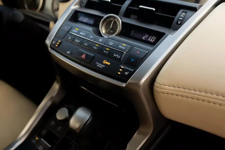 Pelēks Lexus NX 2017 Jelgava, ar dzinēja tilpumu 2.50 L un nobraukumu 100 tūkst. km par 22900 €, foto 19 vietnē AUTOMOTO.COM.LV
