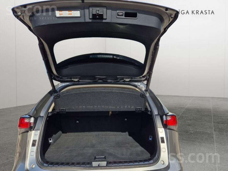 Grey Lexus NX 2017 in Riga, with an engine capacity of 2.50 L and mileage of 106 thousand km for 23700 €, photo 11 on AUTOMOTO.COM.LV