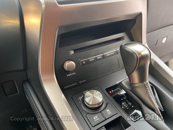 Pelēks Lexus NX 2021 Tallina, ar dzinēja tilpumu 2.50 L un nobraukumu 87 tūkst. km par 29990 €, foto 2 vietnē AUTOMOTO.COM.LV