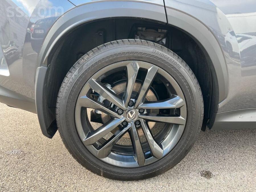 Grey Lexus NX 2025 in Riga, with an engine capacity of 2.50 L and mileage of 6 thousand km for 62000 €, photo 16 on AUTOMOTO.COM.LV