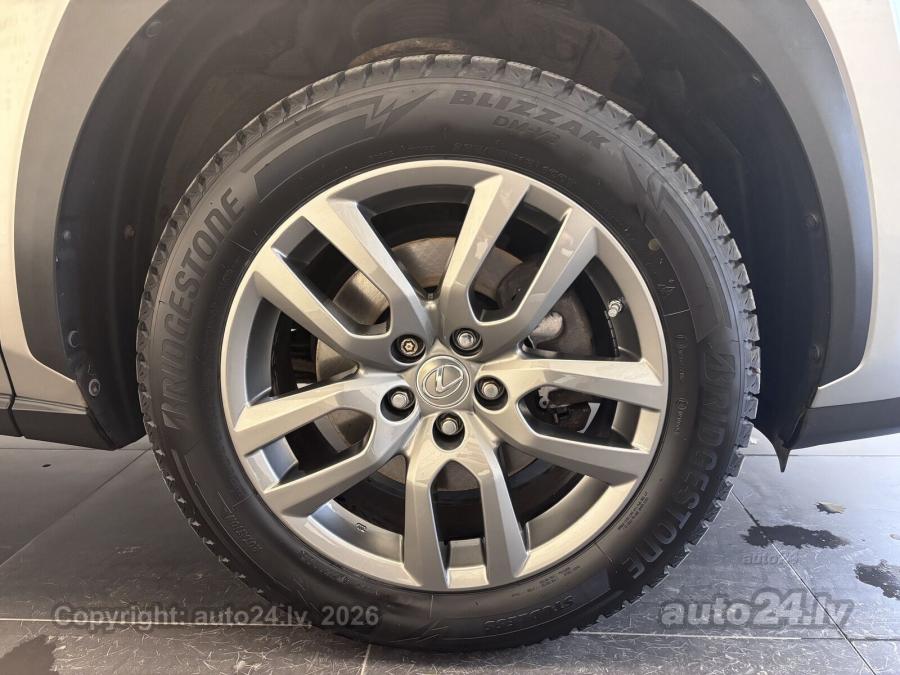 Pelēks Lexus NX 2015 Tallina, ar dzinēja tilpumu 2.50 L un nobraukumu 60 tūkst. km par 23990 €, foto 8 vietnē AUTOMOTO.COM.LV