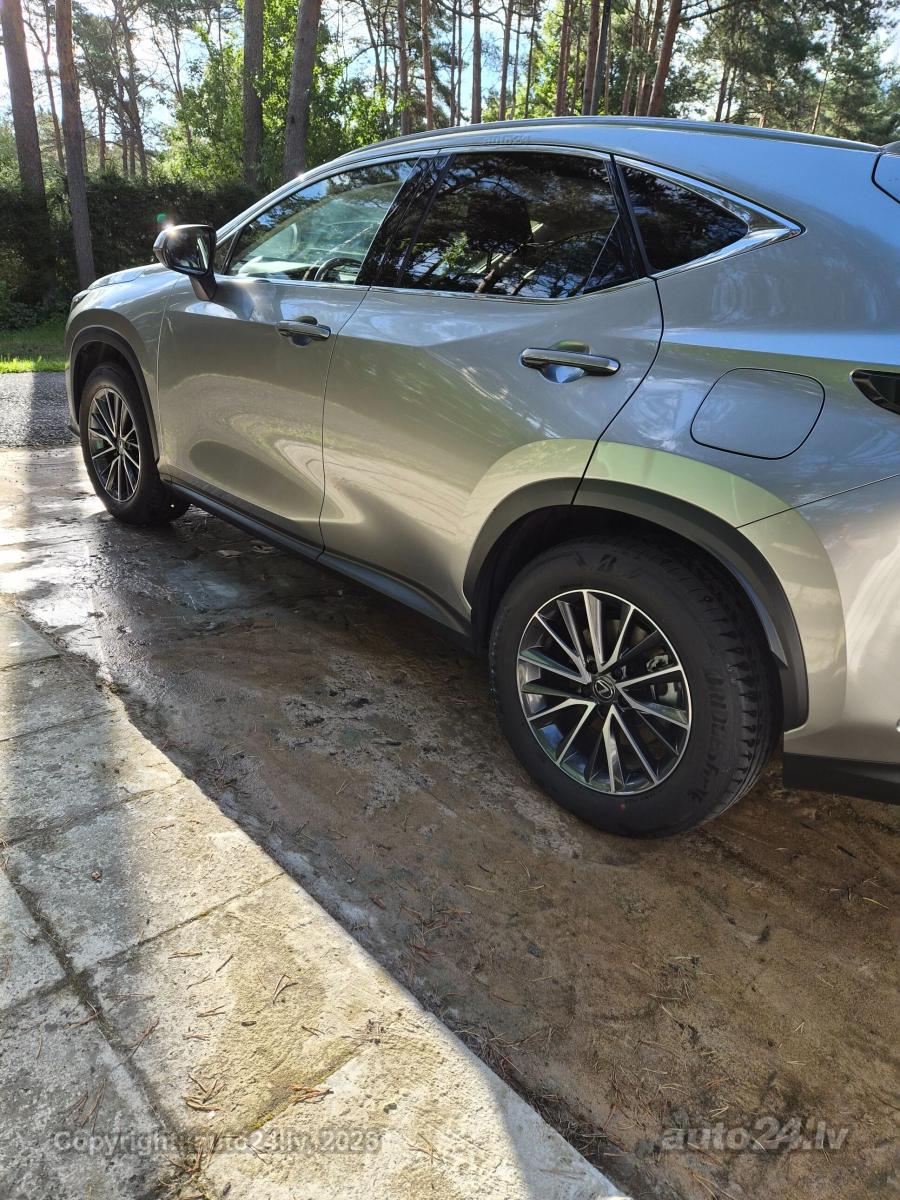 Grey Lexus NX 2023 in Tallinn, with an engine capacity of 2.50 L and mileage of 18 thousand km for 40900 €, photo 4 on AUTOMOTO.COM.LV