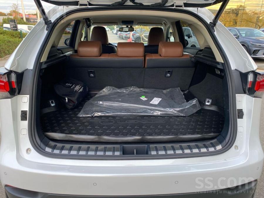 White Lexus NX 2014 in Riga, with an engine capacity of 2.50 L and mileage of 134 thousand km for 18500 €, photo 11 on AUTOMOTO.COM.LV