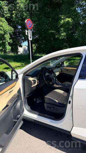 White Lexus NX 2015 in Riga, with an engine capacity of 2.50 L and mileage of 142 thousand km for 19500 €, photo 4 on AUTOMOTO.COM.LV