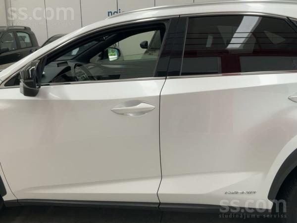 White Lexus NX 2017 in Daugavpils, with an engine capacity of 2.50 L and mileage of 143 thousand km for 23250 €, photo 9 on AUTOMOTO.COM.LV