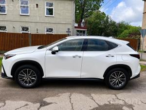 White Lexus NX 2022 in Riga, with an engine capacity of 2.50 L and mileage of 65 thousand km for 45000 €, photo 4 on AUTOMOTO.COM.LV