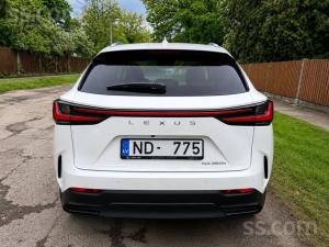 White Lexus NX 2022 in Riga, with an engine capacity of 2.50 L and mileage of 65 thousand km for 45000 €, photo 5 on AUTOMOTO.COM.LV