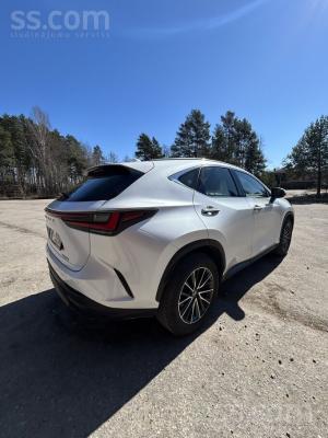 White Lexus NX 2022 in Jurmala, with an engine capacity of 2.50 L and mileage of 43 thousand km for 41500 €, photo 5 on AUTOMOTO.COM.LV