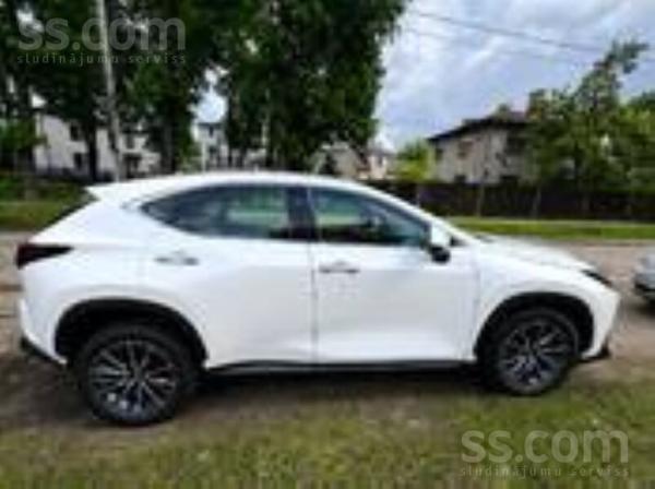 White Lexus NX 2022 in Riga, with an engine capacity of 2.50 L and mileage of 68 thousand km for 43000 €, photo 3 on AUTOMOTO.COM.LV