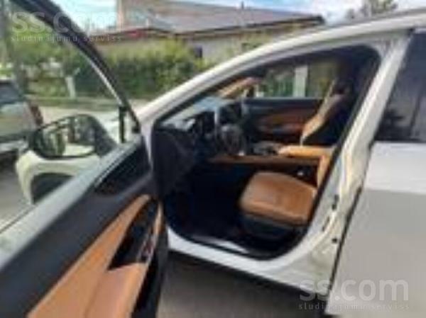 White Lexus NX 2022 in Riga, with an engine capacity of 2.50 L and mileage of 68 thousand km for 43000 €, photo 4 on AUTOMOTO.COM.LV