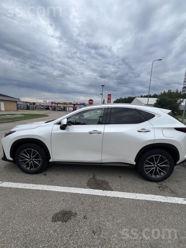 White Lexus NX 2022 in Riga, with an engine capacity of 2.50 L and mileage of 69 thousand km for 43000 €, photo 3 on AUTOMOTO.COM.LV