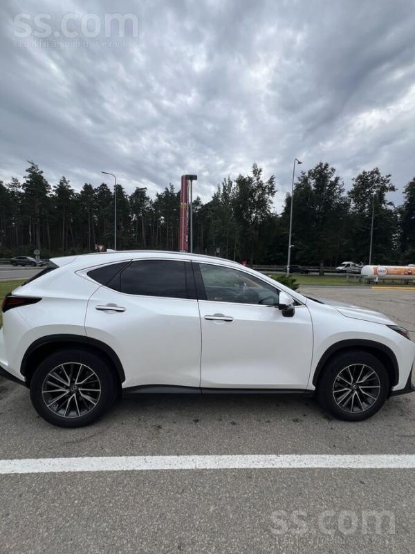 White Lexus NX 2022 in Riga, with an engine capacity of 2.50 L and mileage of 69 thousand km for 43000 €, photo 4 on AUTOMOTO.COM.LV