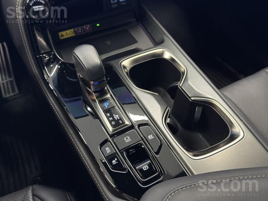 White Lexus NX 2023 in Riga, with an engine capacity of 2.50 L and mileage of 96 thousand km for 44990 €, photo 23 on AUTOMOTO.COM.LV