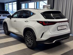 White Lexus NX 2023 in Riga, with an engine capacity of 2.50 L and mileage of 96 thousand km for 44990 €, photo 6 on AUTOMOTO.COM.LV