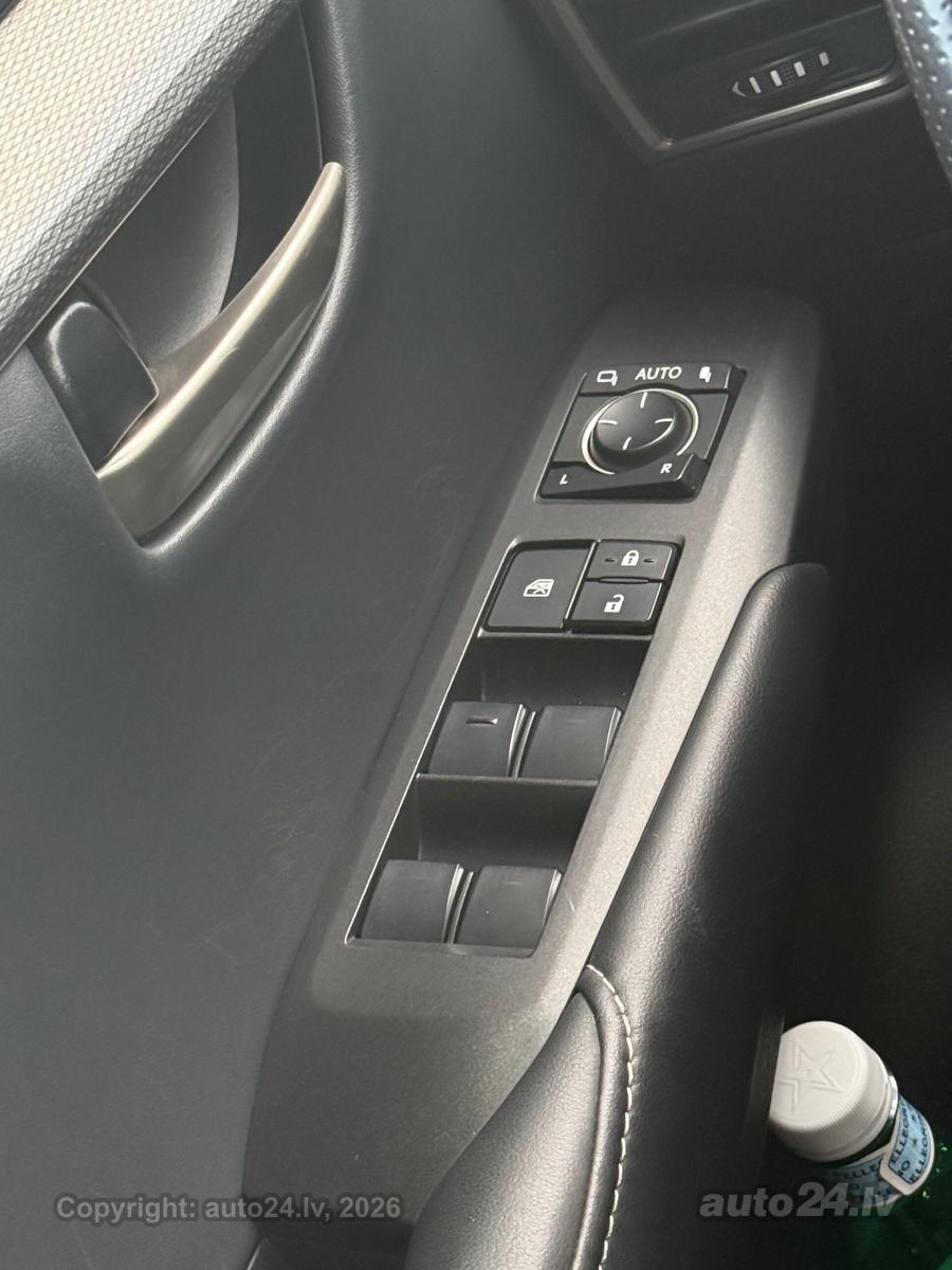 White Lexus NX 2016 in Tallinn, with an engine capacity of 2.50 L and mileage of 141 thousand km for 22500 €, photo 8 on AUTOMOTO.COM.LV