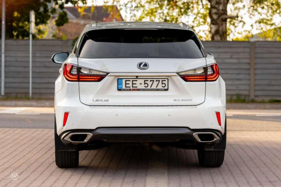 White Lexus RX 200t 2017 in Jelgava, with an engine capacity of 2.00 L and mileage of 183 thousand km for 23090 €, photo 5 on AUTOMOTO.COM.LV