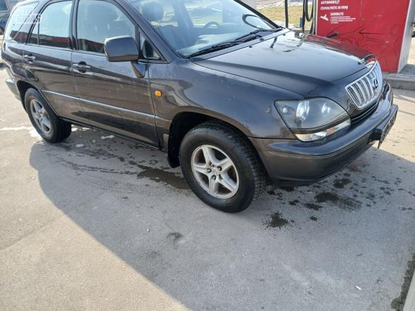 Black Lexus RX 300 2001 in Panevezys, with an engine capacity of 3.00 L and mileage of 301 thousand km for 2300 €, photo 1 on AUTOMOTO.COM.LV
