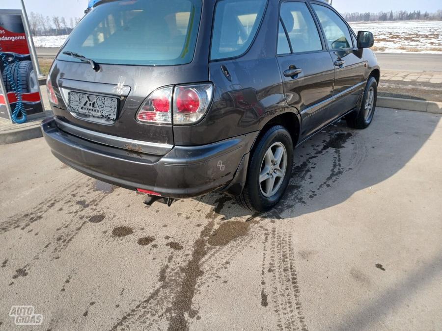Black Lexus RX 300 2001 in Panevezys, with an engine capacity of 3.00 L and mileage of 301 thousand km for 2300 €, photo 4 on AUTOMOTO.COM.LV