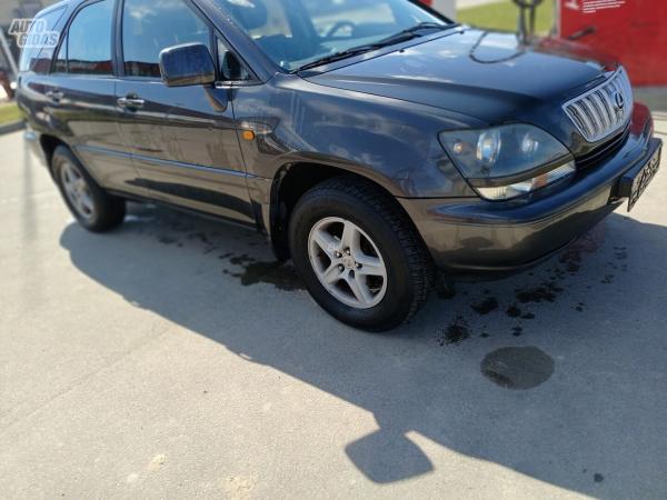 Melns Lexus RX 300 2001 Panevēža, ar dzinēja tilpumu 3.00 L un nobraukumu 380 tūkst. km par 2100 €, foto 3 vietnē AUTOMOTO.COM.LV