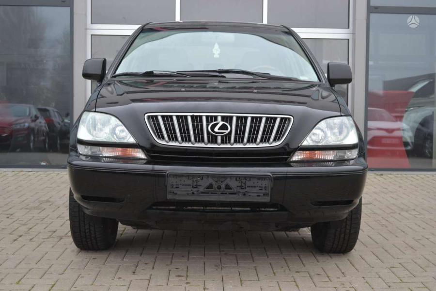 Black Lexus RX 300 2002 in Vilnius, with an engine capacity of 3.00 L and mileage of 216 thousand km for 3800 €, photo 3 on AUTOMOTO.COM.LV