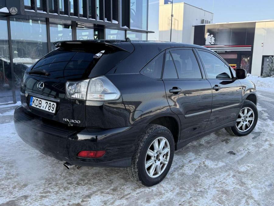 Black Lexus RX 300 2004 in Vilnius, with an engine capacity of 3.00 L and mileage of 295 thousand km for 2950 €, photo 4 on AUTOMOTO.COM.LV