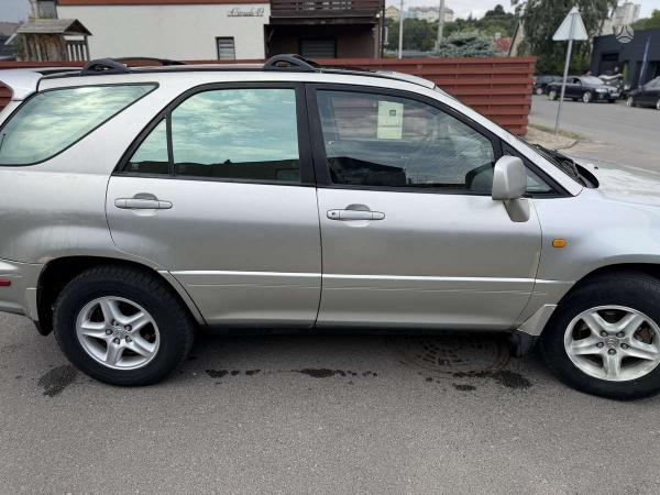 Grey Lexus RX 300 2002 in Kaunas, with an engine capacity of 3.00 L and mileage of 327 thousand km for 2350 €, photo 6 on AUTOMOTO.COM.LV
