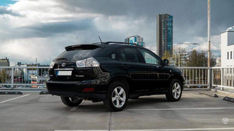 Black Lexus RX 330 2006 in Vilnius, with an engine capacity of 3.31 L and mileage of 267 thousand km for 5200 €, photo 4 on AUTOMOTO.COM.LV