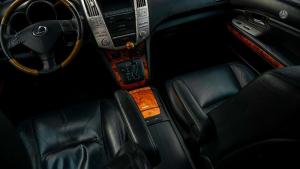 Black Lexus RX 330 2006 in Vilnius, with an engine capacity of 3.31 L and mileage of 267 thousand km for 5200 €, photo 7 on AUTOMOTO.COM.LV