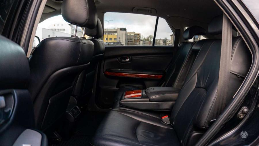 Black Lexus RX 330 2006 in Vilnius, with an engine capacity of 3.31 L and mileage of 267 thousand km for 5200 €, photo 8 on AUTOMOTO.COM.LV