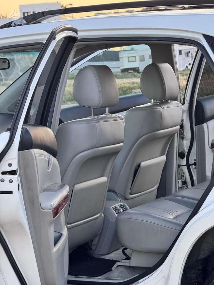 White Lexus RX 330 2005 in Vilnius, with an engine capacity of 3.30 L and mileage of 156 thousand km for 4250 €, photo 16 on AUTOMOTO.COM.LV