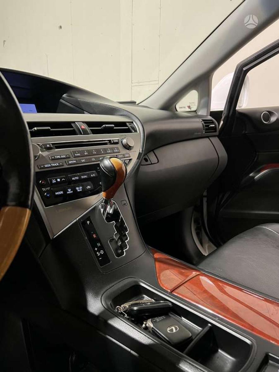 White Lexus rx-350 2012 in Klaipeda, with an engine capacity of 3.50 L and mileage of 232 thousand km for 10800 €, photo 6 on AUTOMOTO.COM.LV