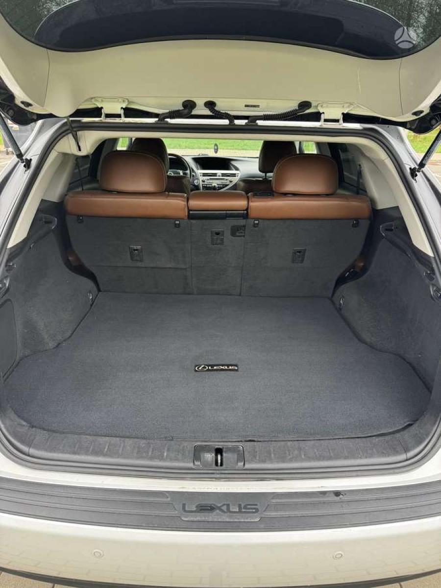 White Lexus rx-350 2015 in Siauliai, with an engine capacity of 3.50 L and mileage of 180 thousand km for 14950 €, photo 17 on AUTOMOTO.COM.LV