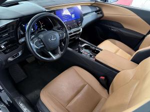 Melns Lexus RX 350h 2023 Šauļi, ar dzinēja tilpumu 2.49 L un nobraukumu 60 tūkst. km par 52500 €, foto 11 vietnē AUTOMOTO.COM.LV