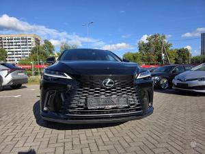 Black Lexus RX 350h 2023 in Vilnius, with an engine capacity of 2.49 L and mileage of 45 thousand km for 54000 €, photo 3 on AUTOMOTO.COM.LV