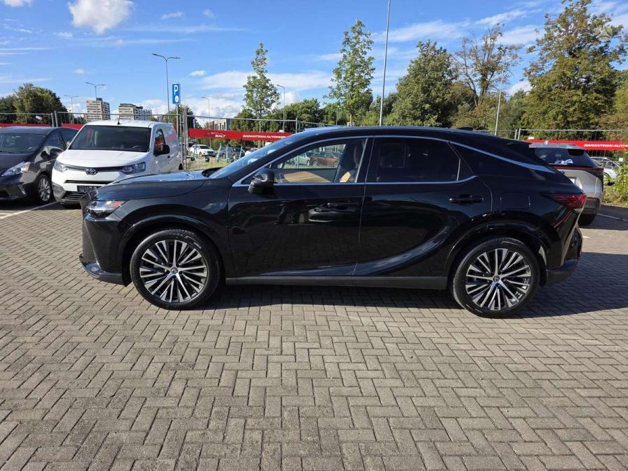 Black Lexus RX 350h 2023 in Vilnius, with an engine capacity of 2.49 L and mileage of 45 thousand km for 54000 €, photo 5 on AUTOMOTO.COM.LV