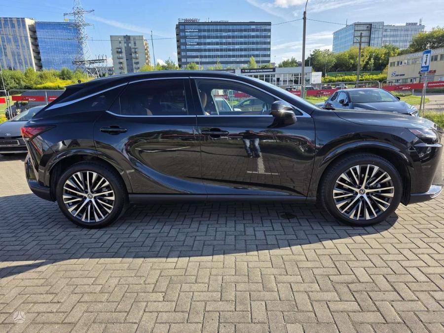 Black Lexus RX 350h 2023 in Vilnius, with an engine capacity of 2.49 L and mileage of 45 thousand km for 54000 €, photo 6 on AUTOMOTO.COM.LV