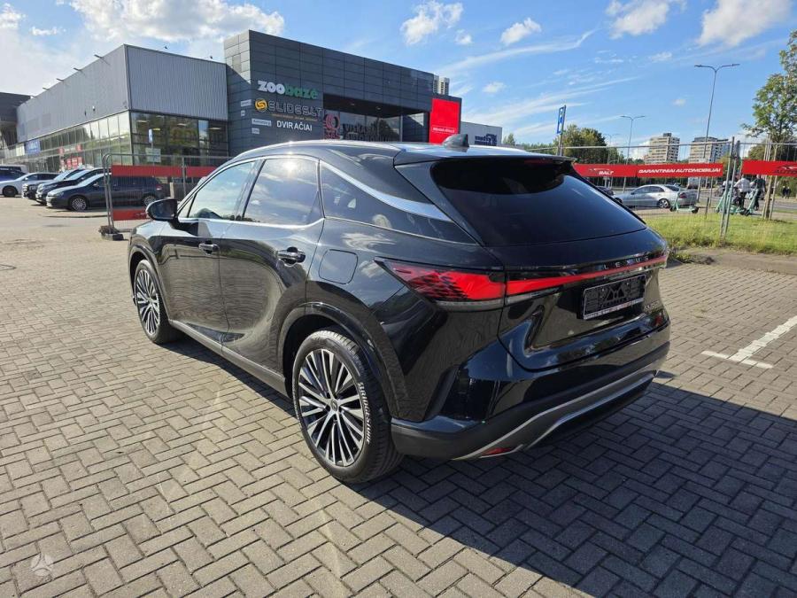 Black Lexus RX 350h 2023 in Vilnius, with an engine capacity of 2.49 L and mileage of 45 thousand km for 54000 €, photo 8 on AUTOMOTO.COM.LV