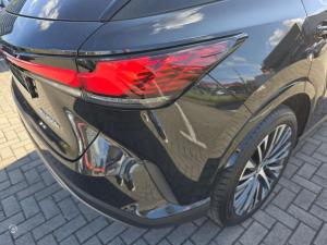 Black Lexus RX 350h 2023 in Vilnius, with an engine capacity of 2.49 L and mileage of 45 thousand km for 54000 €, photo 15 on AUTOMOTO.COM.LV