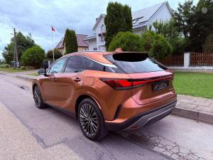 Оранжевый Лексус RX 350h 2023 в Вильнюс, объемом двигателя 0.00 л и пробегом 130 тыс. км за 49600 €, фото 4 на AUTOMOTO.COM.LV