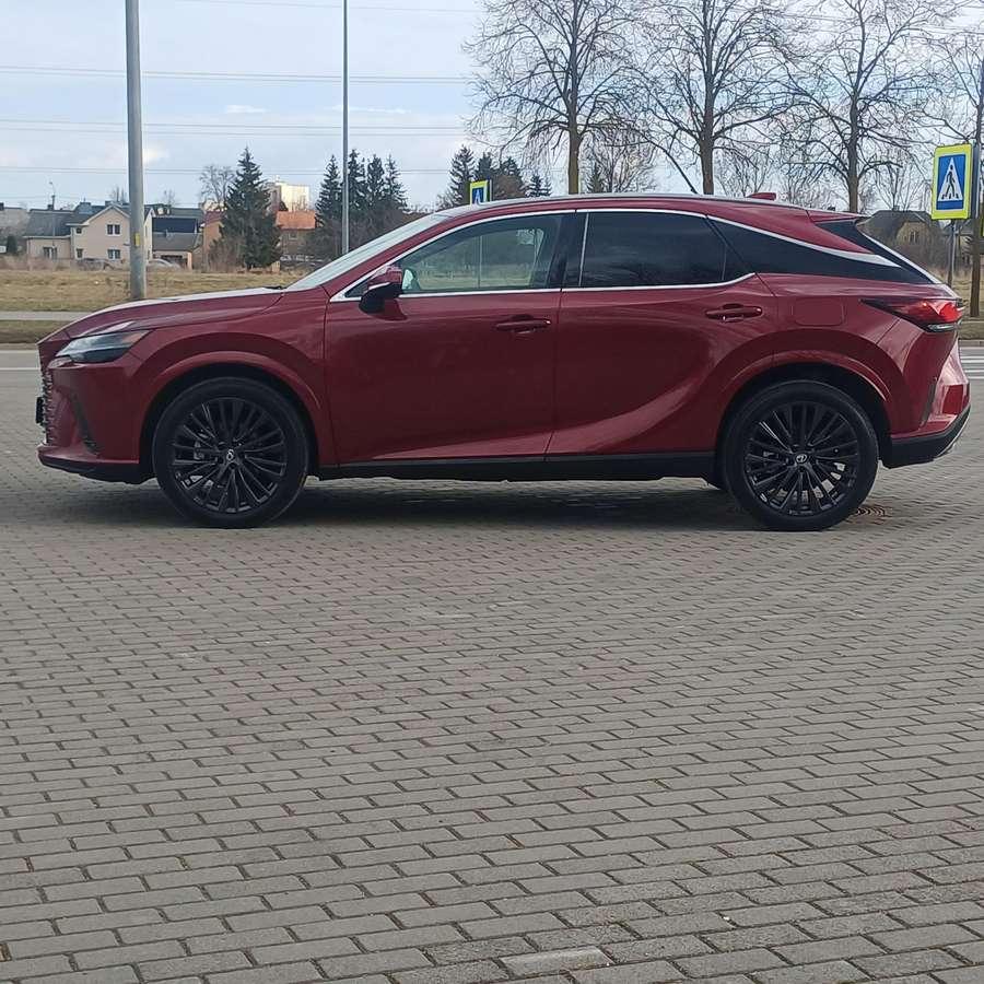 Красный Лексус RX 350h 2023 в Шяуляй, объемом двигателя 2.50 л и пробегом 31 тыс. км за 46500 €, фото 1 на AUTOMOTO.COM.LV